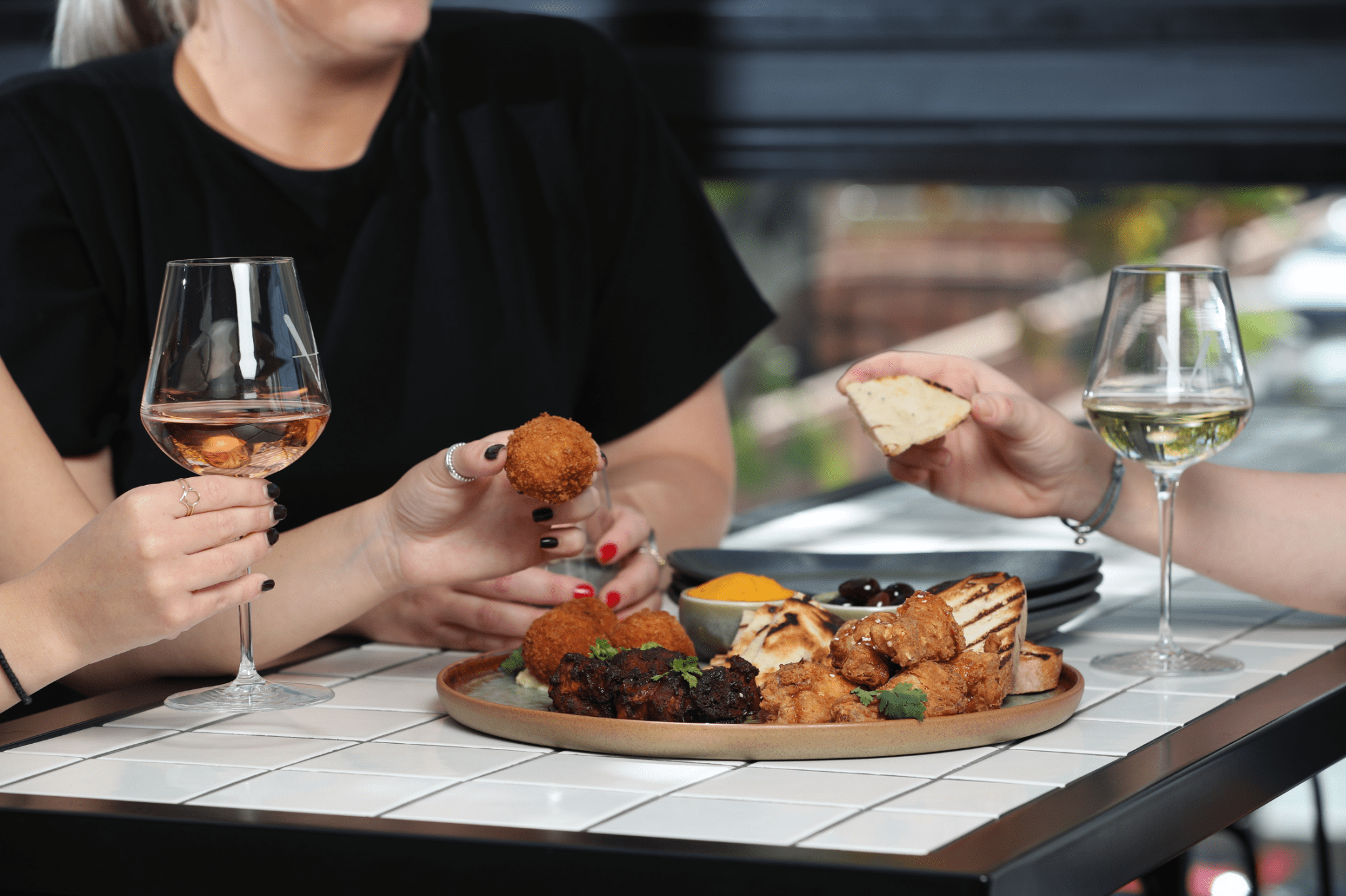 Verandah Dining - Strathmore Hotel
