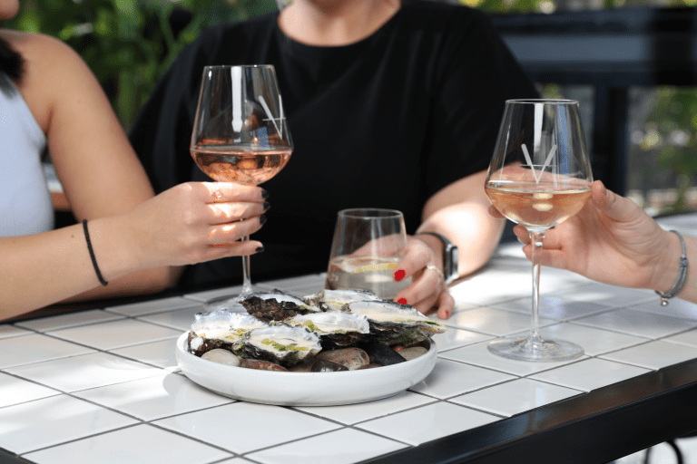 Verandah Dining - Strathmore Hotel