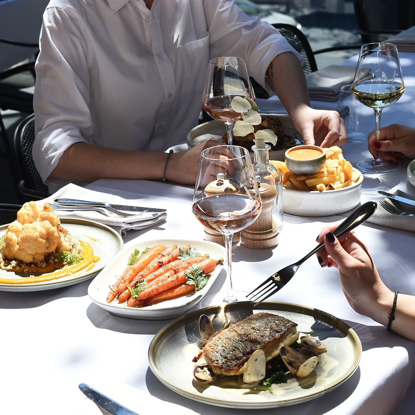 Café One Two Nine - Strathmore Hotel